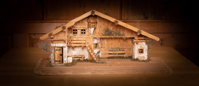 Krippenstall Alpenland Holzschnitzereien und Krippen aus Gröden ...